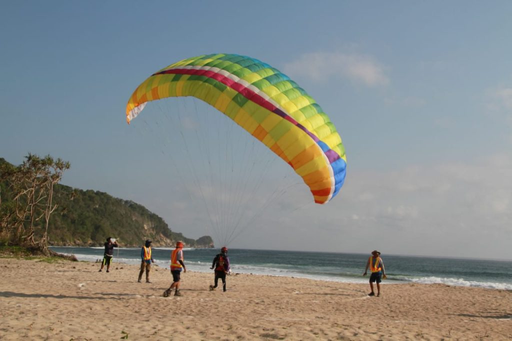 Terbang di Antara Langit dan Laut: Sensasi Paralayang dengan ...