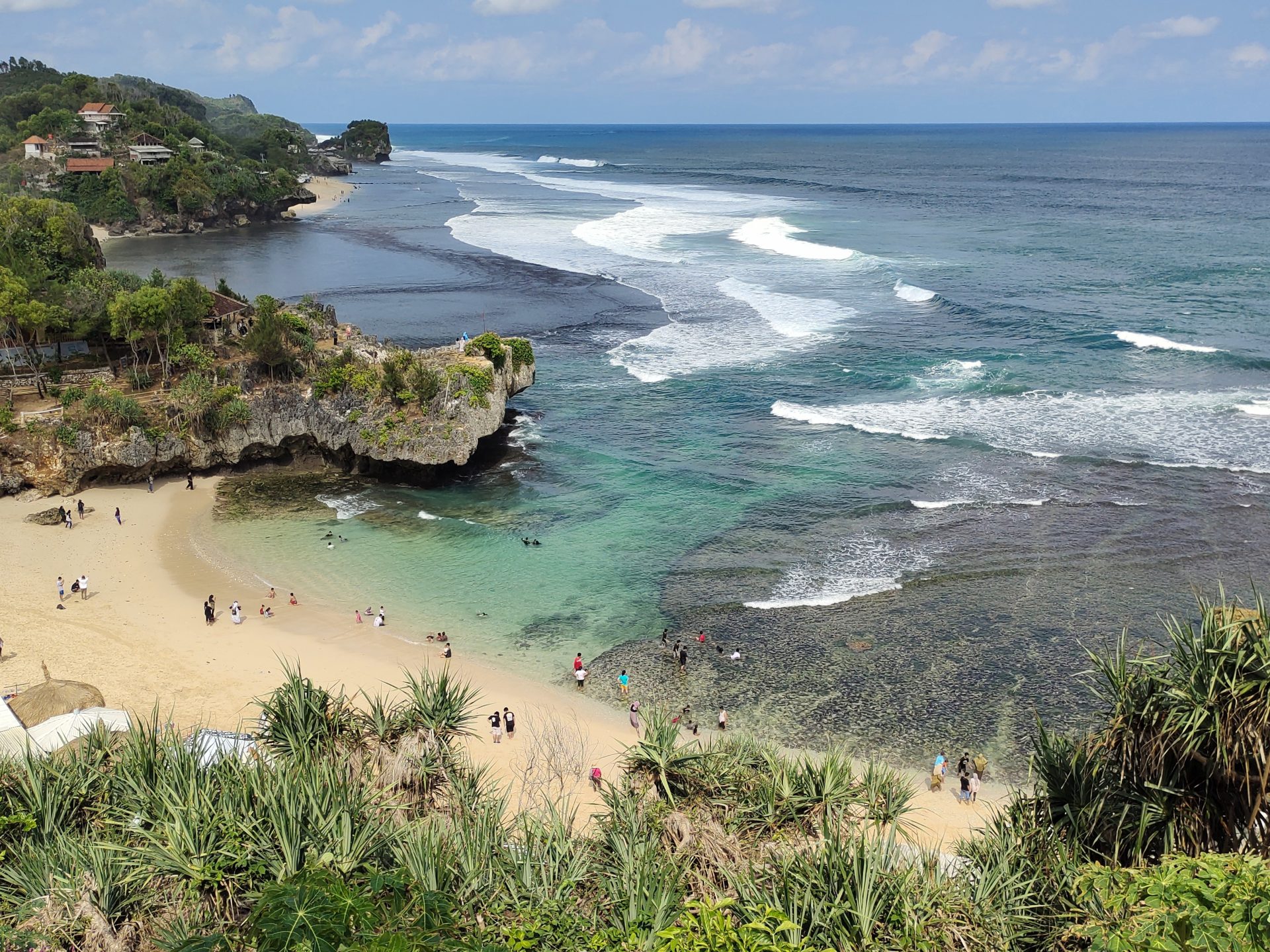 Menikmati Wisata Pantai di Indonesia dengan Berbagai Keunikan yang ...