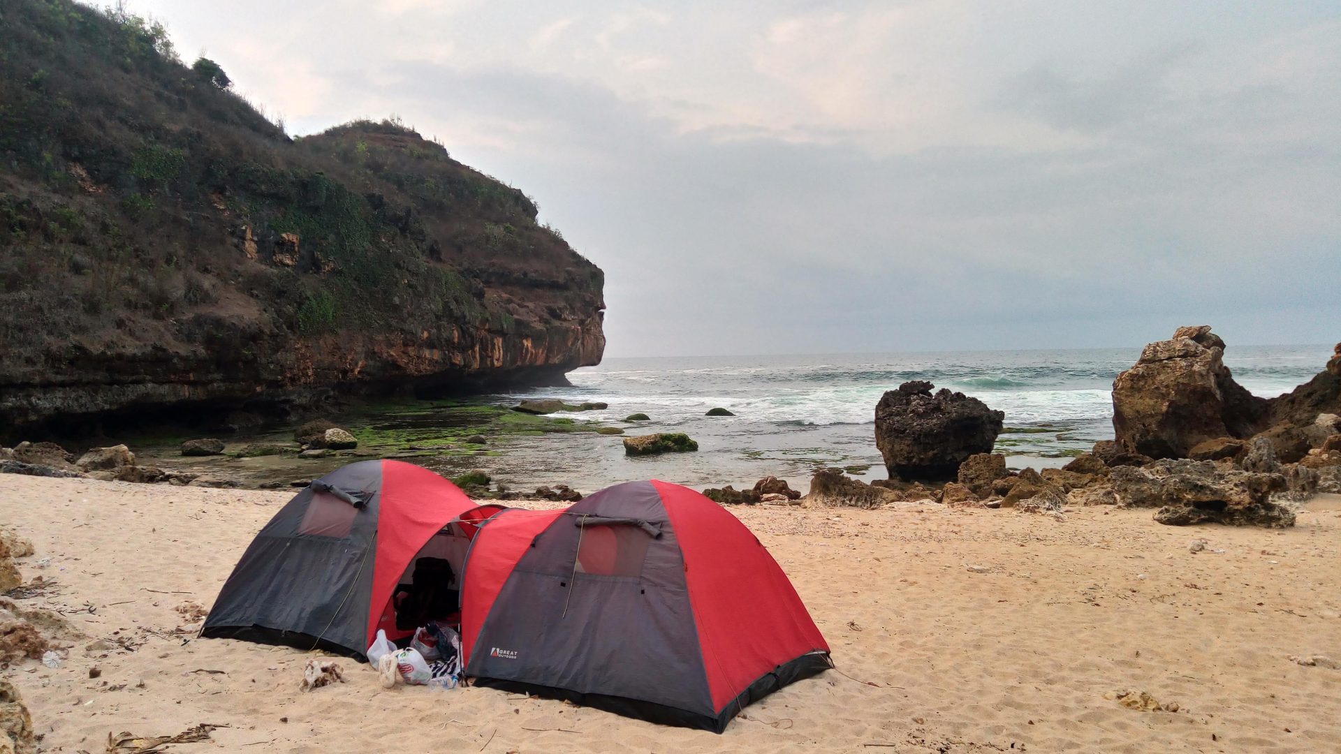 Melepas Penat Dengan Menghabiskan Waktu Di Pantai Butuh - Destinasi Travel Indonesia