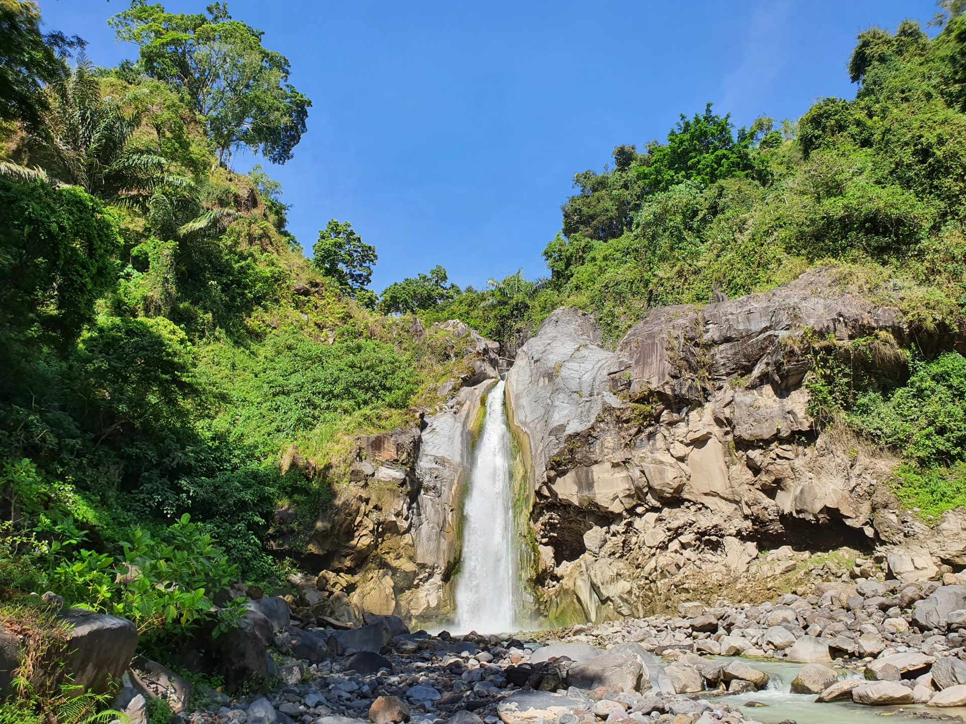 Keindahan Air Terjun di Lombok yang Menakjubkan | Hibur.id
