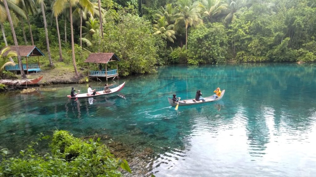 Menakjubkan! Keindahan Danau Sebening Kaca yang Ada di Indonesia | Hibur.id