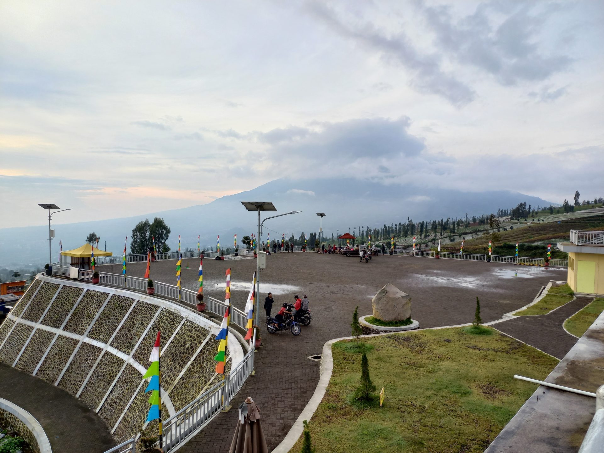 Embung Bansari, Embung Dengan Panorama Tiga Gunung | Hibur.id