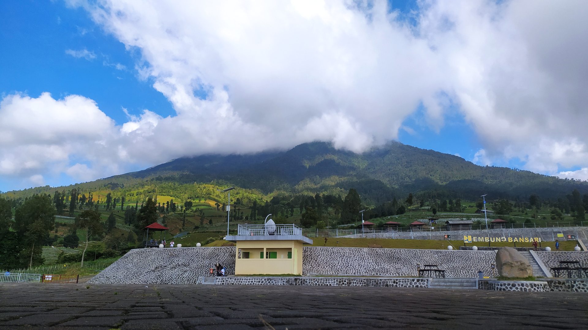 Embung Bansari, Embung Dengan Panorama Tiga Gunung | Hibur.id