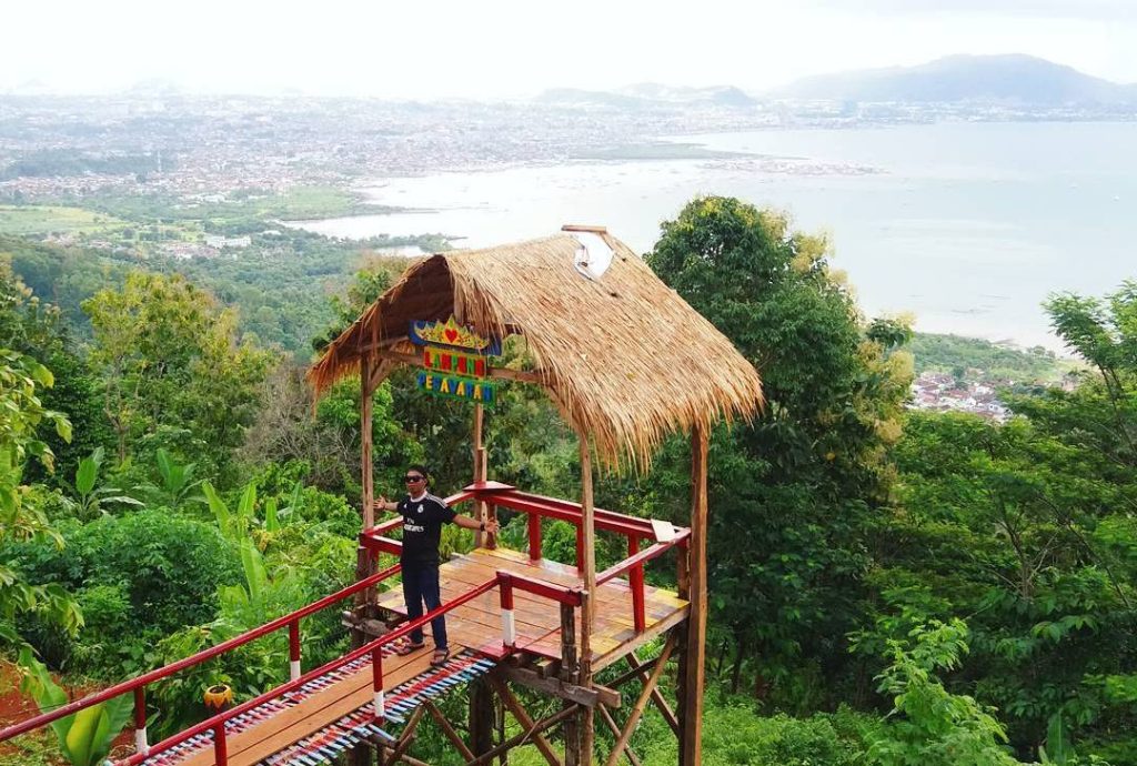 Melihat Keindahan Biru Laut Dari Atas Muncak Teropong Laut - Destinasi ...