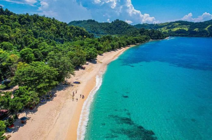 Menikmati Keindahan Alam di 7 Pantai Terindah di Sulawesi Utara | Hibur.id