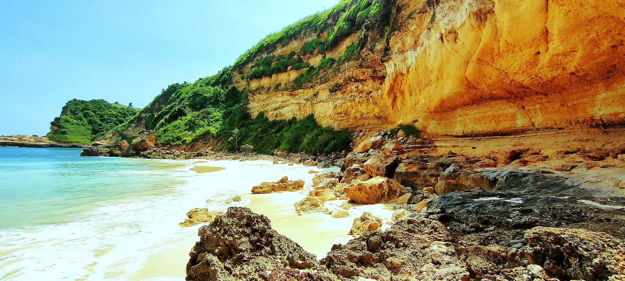 Pantai Indah di Indonesia dengan Batu Granit Raksasa yang Mempesona ...