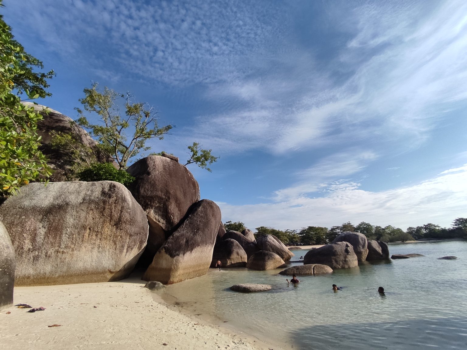 Pantai Indah di Indonesia dengan Batu Granit Raksasa yang Mempesona ...