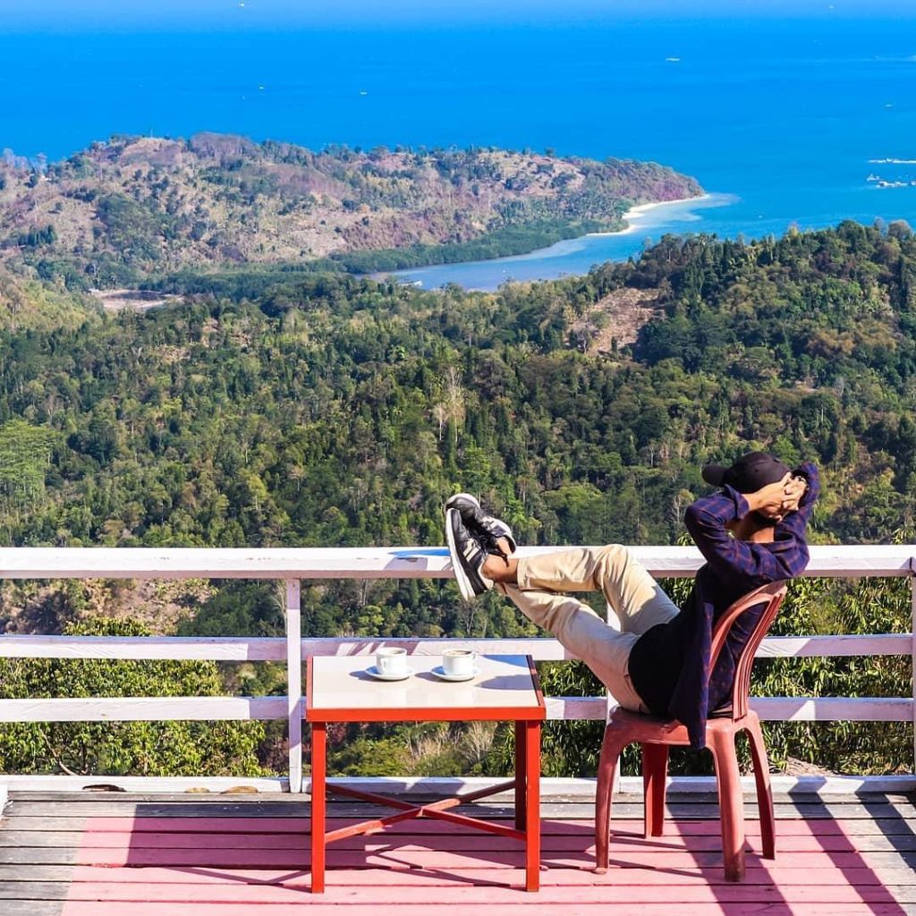 Melihat Keindahan Biru Laut Dari Atas Muncak Teropong Laut - Destinasi ...