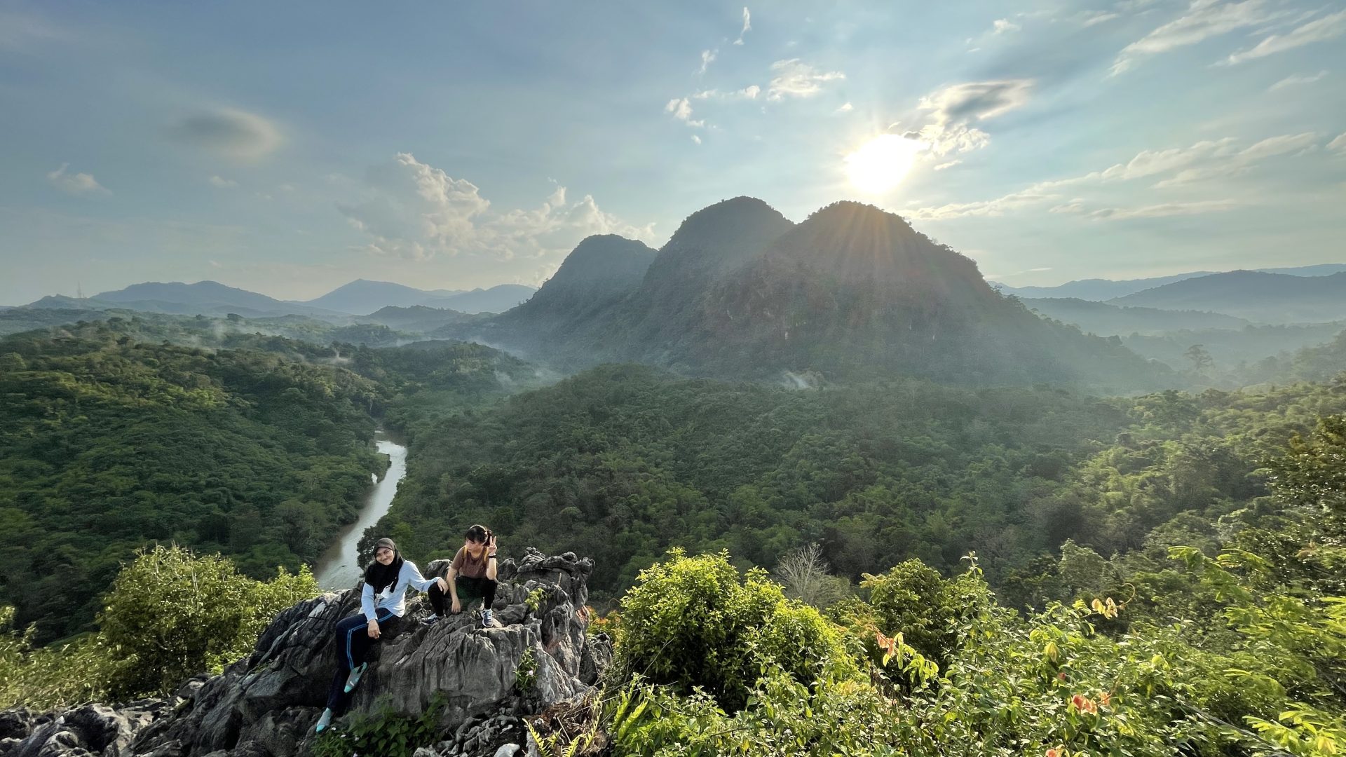 Terkagum dengan Keindahan Bukit-bukit di Kalimantan Selatan - Hibur.id