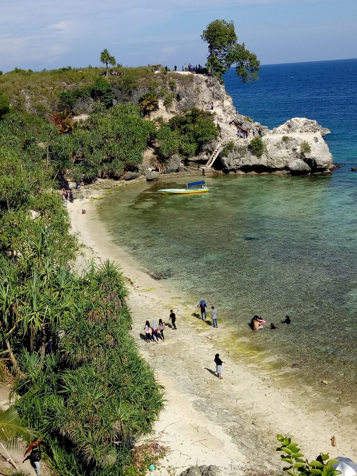 Pesona Pantai di Sulawesi Barat: Pesona Lautan Sulawesi yang ...