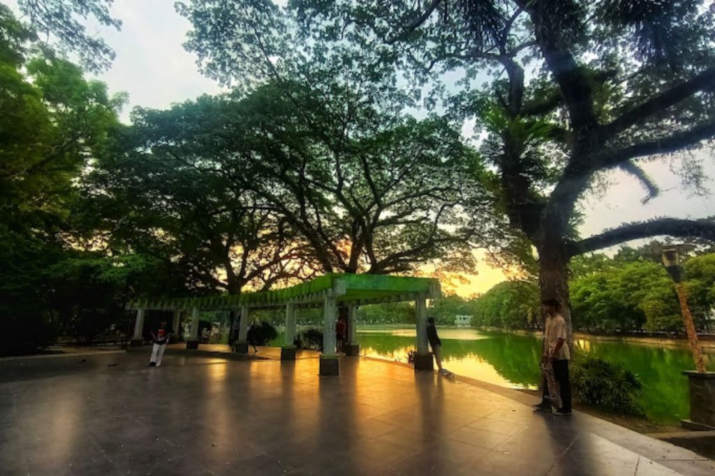 Taman Kambang Iwak Besak, Taman Peninggalan Belanda yang Legendaris ...