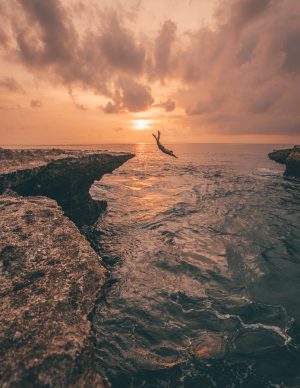 Adrenalin Menguak Keindahan: Petualangan Cliff Jumping di Bali | Hibur.id