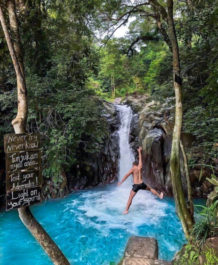 Adrenalin Menguak Keindahan: Petualangan Cliff Jumping di Bali | Hibur.id