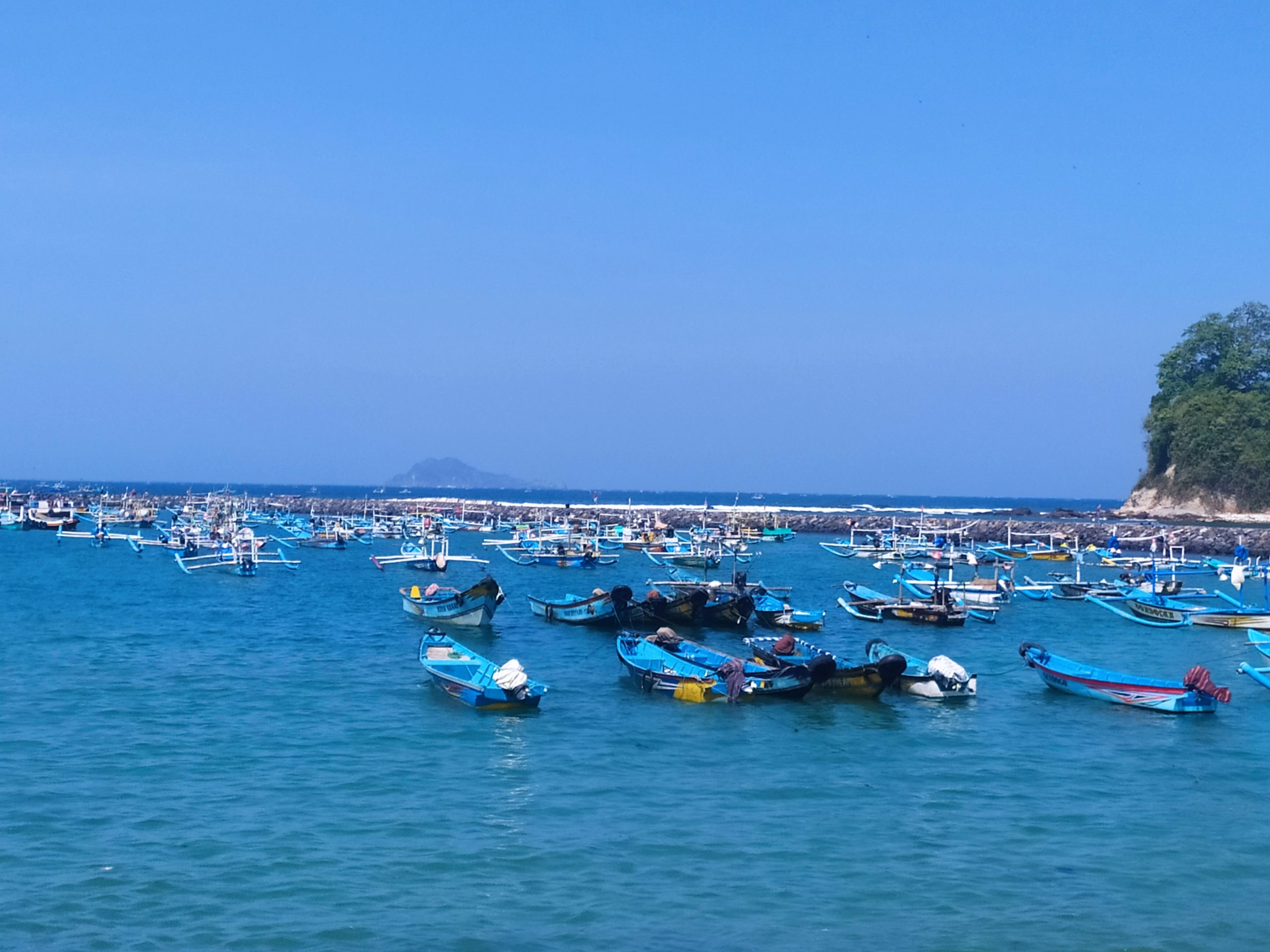 Menikmati Golden Sunset Dengan Berkemah Di Pantai Pancer - Destinasi ...