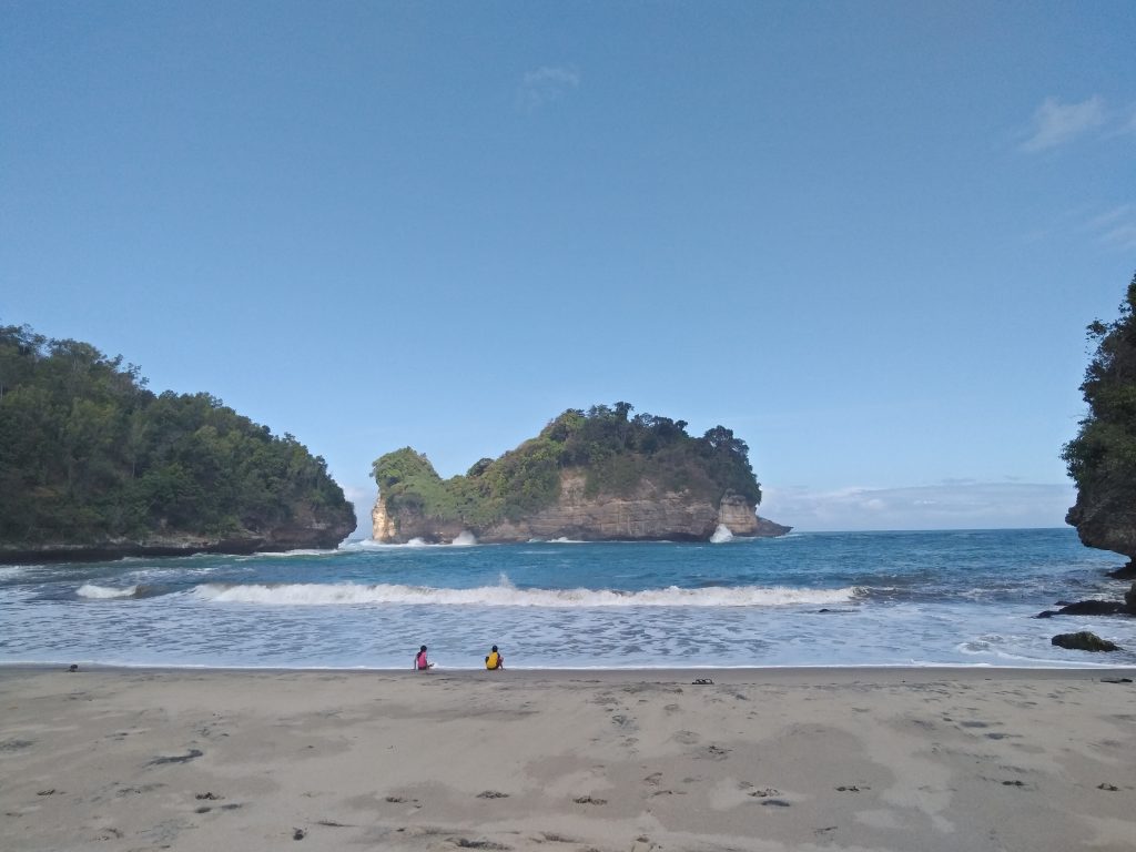 Pantai Tersembunyi di Pacitan: Menikmati Keindahan yang Masih Alami dan ...