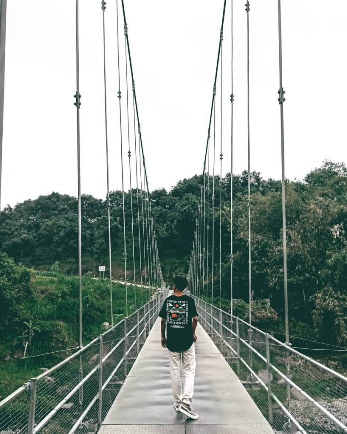 Menjelajahi Keindahan Arsitektur Jembatan Gantung Unik di Indonesia ...
